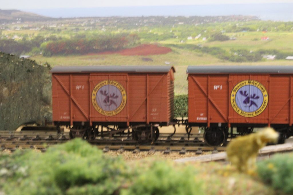 7F-056-026 BR STANDARD PLYWOOD VAN PURPLE MOOSE BREWERY No1 - UK Model ...
